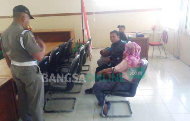 Razia di Ngopak, Satpol PP Pasuruan Ciduk 4 PSK dan 2 Pasangan Kumpul Kebo | BANGSAONLINE.com ...