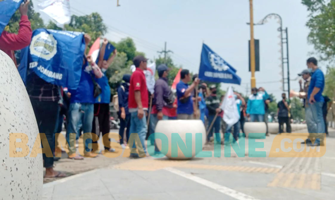Tuntut Kenaikan UMK, Puluhan Buruh di Jombang Unjuk Rasa ke Kantor Disnaker Tuntut Kenaikan UMK, Puluhan Buruh di Jombang Unjuk Rasa ke Kantor Disnaker