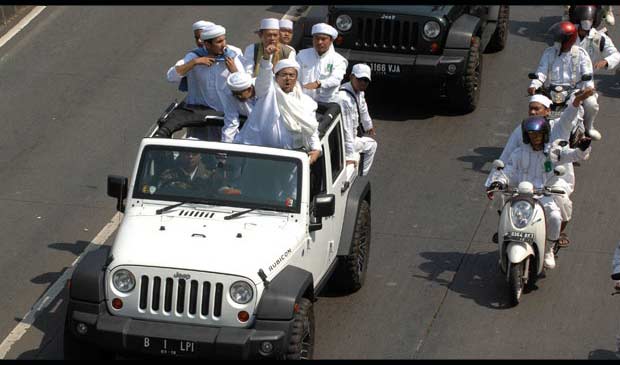 FPI Sweeping Mall di Surabaya, Din: Umat Islam Boleh Ucapkan Selamat ...