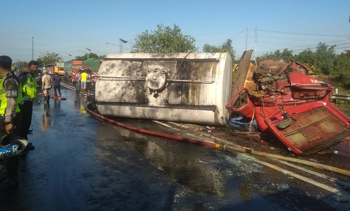 Truk Tangki Minyak Goreng Terguling di Bypass, Warga Saling Berebut ... Truk Tangki Minyak Goreng Terguling di Bypass, Warga Saling Berebut ...