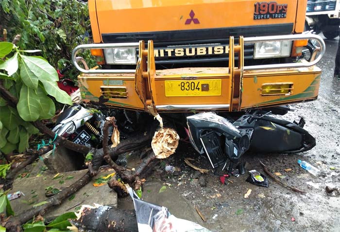 Diduga Rem Blong, Truk Fuso Bermuatan Pupuk Libas 7 Sepeda Motor di ... Diduga Rem Blong, Truk Fuso Bermuatan Pupuk Libas 7 Sepeda Motor di ...