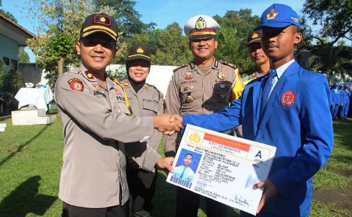 Dapat Nilai Tertinggi Saat Tryout, Polres Blitar Beri 16 Millennial SIM ...